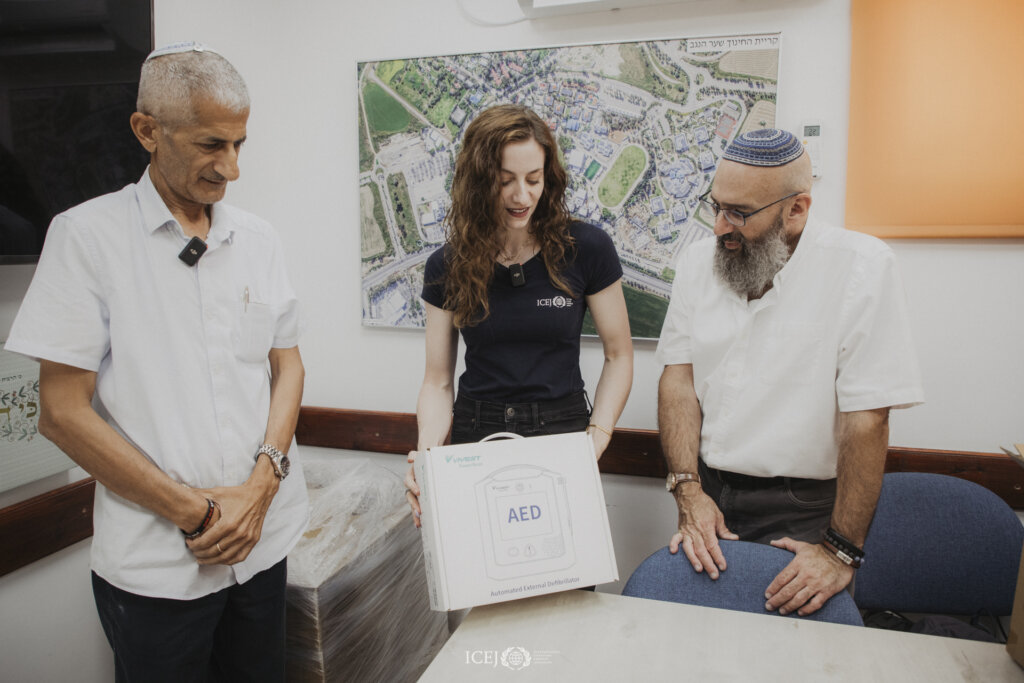 Israeli medical teams near Gaza receive 17 Defibrillators from ICEJ - ICEJ