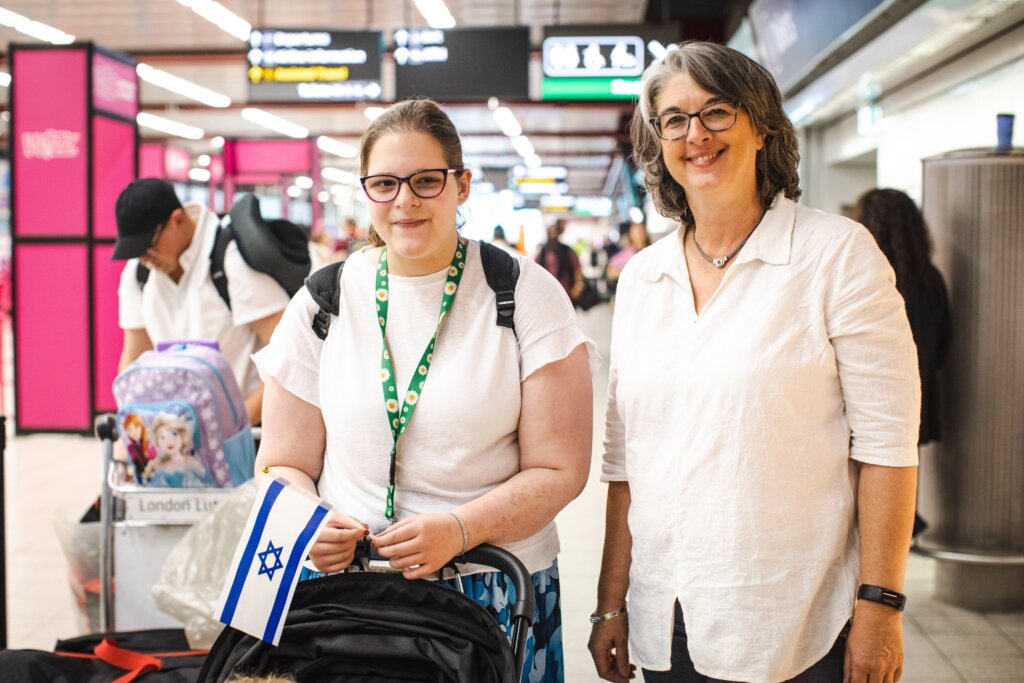ICEJ Sponsors Largest Aliyah Flight of British Jews in 15 Years - ICEJ